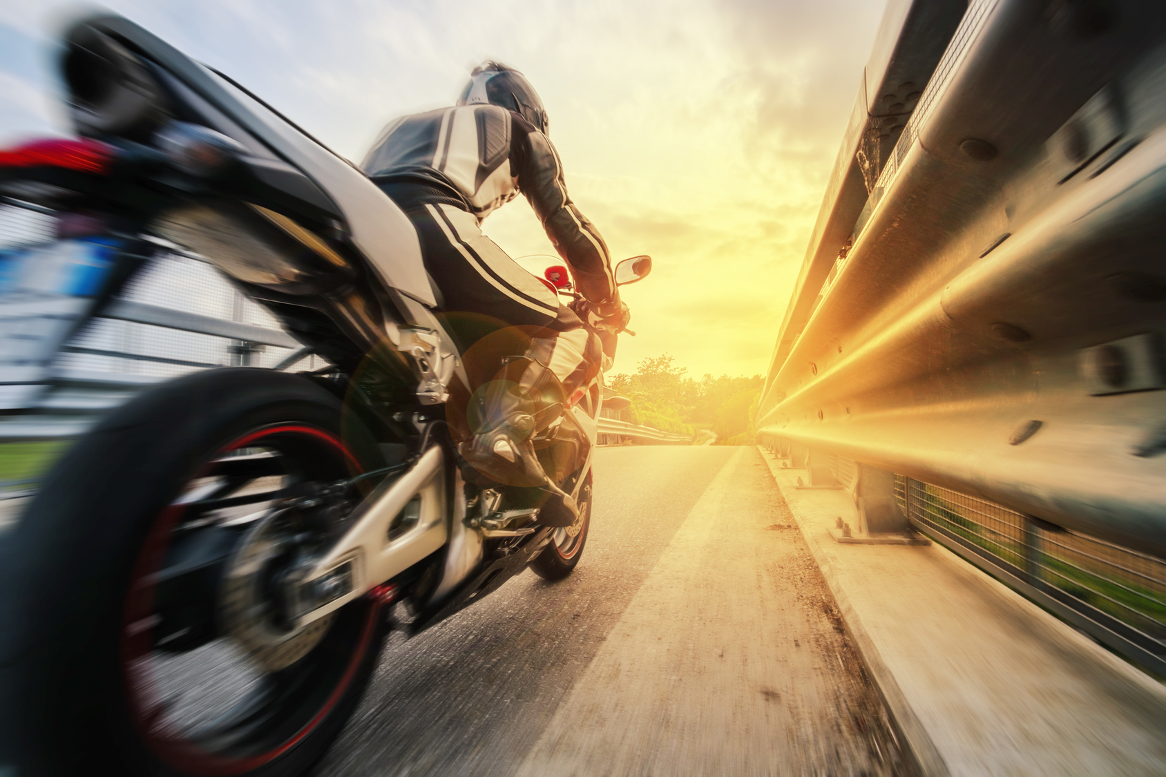 5 Motorcycle Riding Tips for When It's Raining - Auto-Facts.org